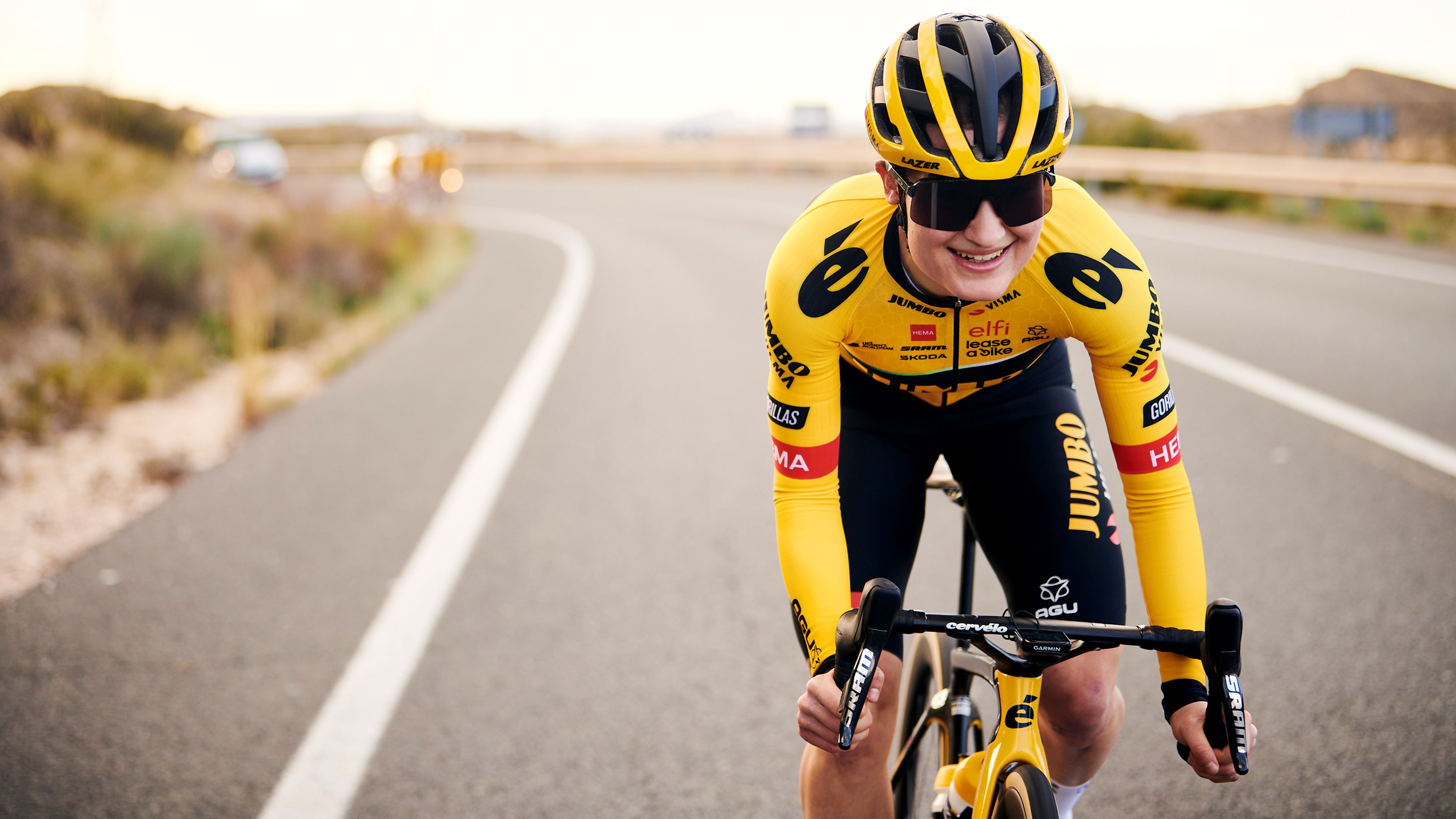 Master's student Eva van Agt suddenly became a pro cyclist: “Studying ...